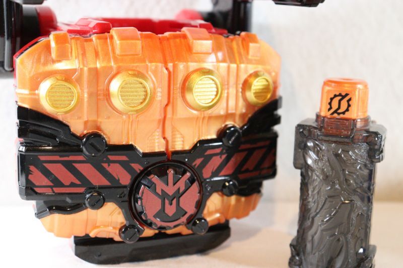 Kamen Rider Build / DX Cross-Z Magma Knuckle with Package